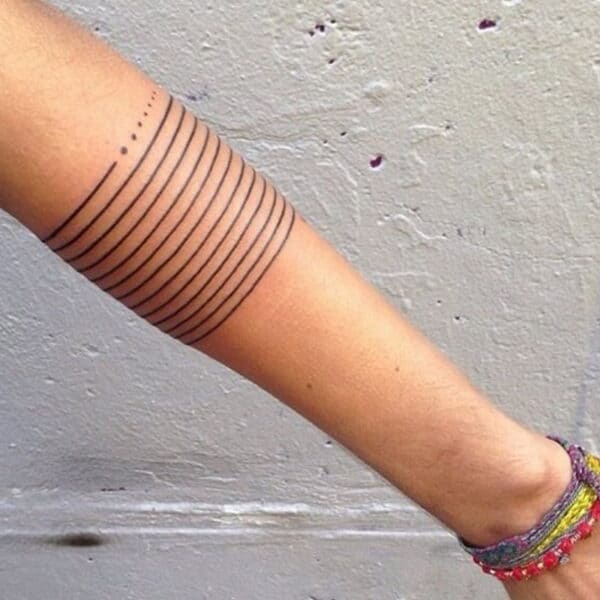 Tatuajes de líneas en el brazo: significado y ejemplos - Tattoo School ...